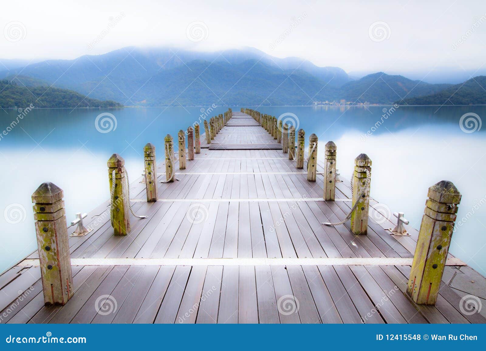 Lago Infinito Della Foschia Fotografia Stock - Immagine di sfondo ...