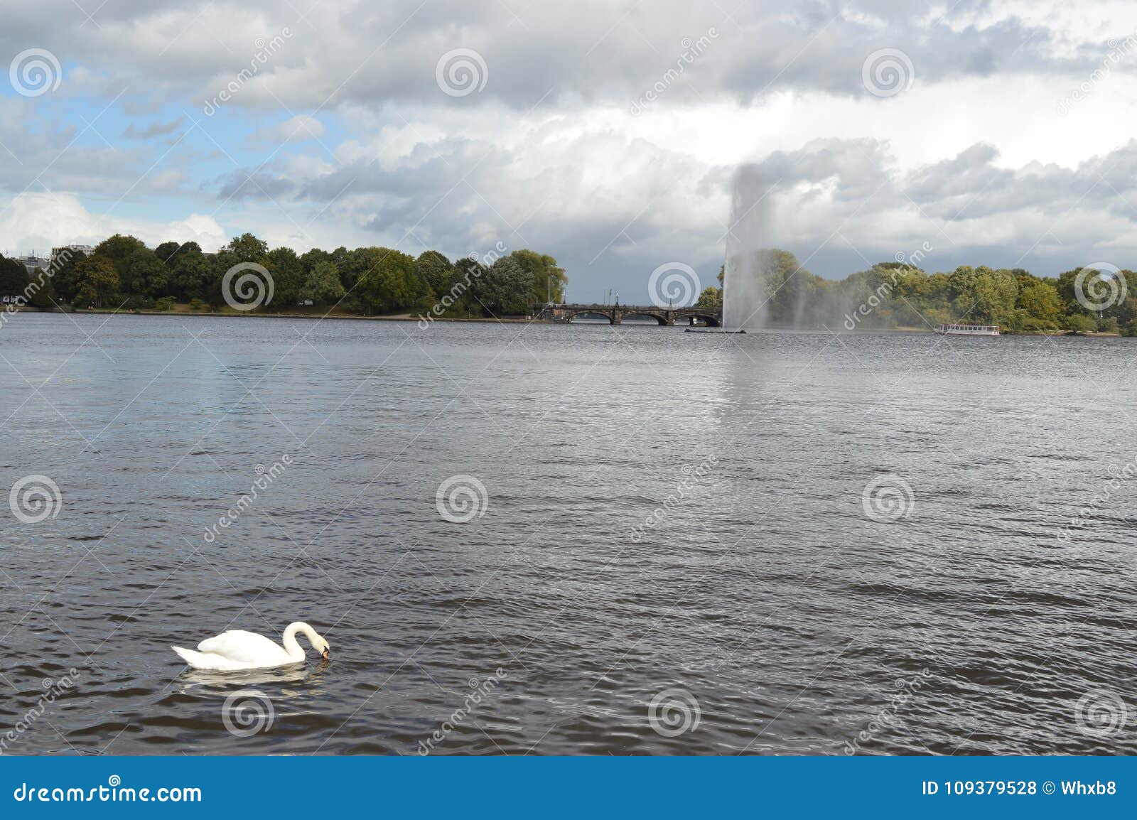Lago interno Alster foto de archivo. Imagen de oriente - 109379528