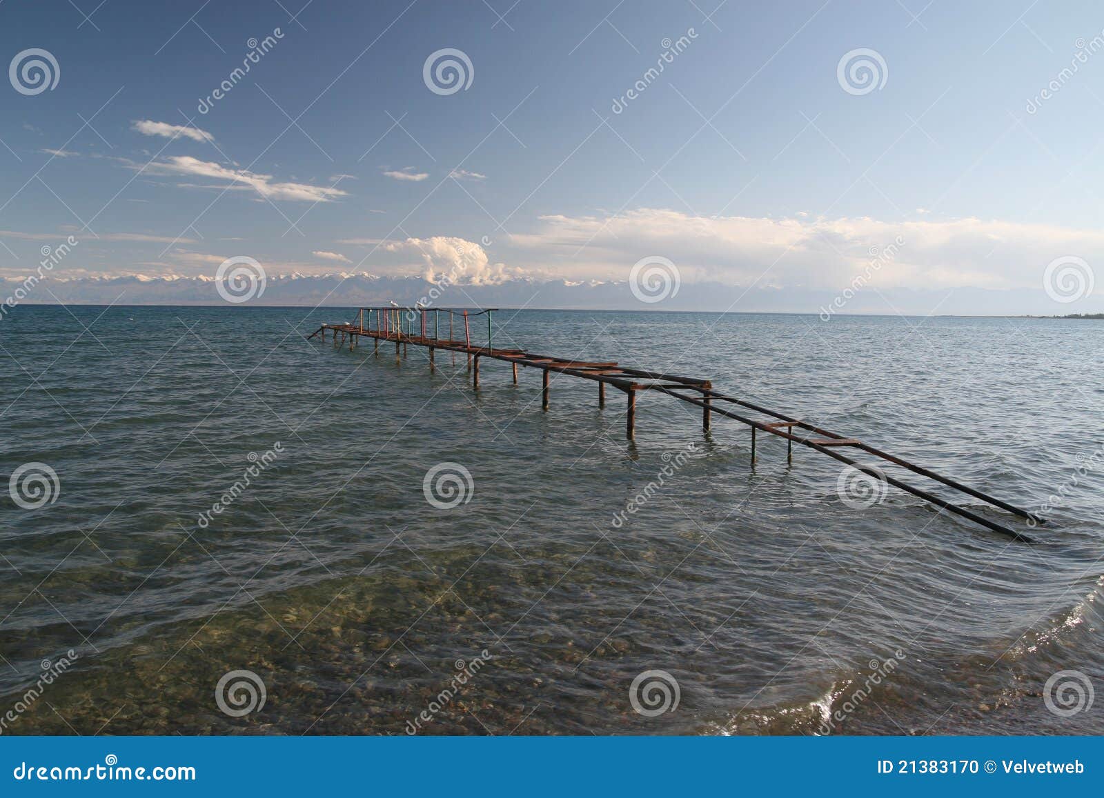 Lago Issyk-Kul foto de stock. Imagem de sunlight, nuvem - 21383170