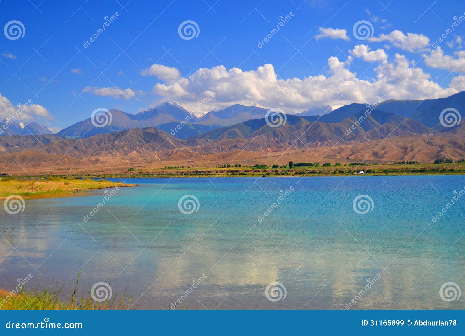 Lago Issyk Kul imagen de archivo. Imagen de arenoso, azul - 31165899