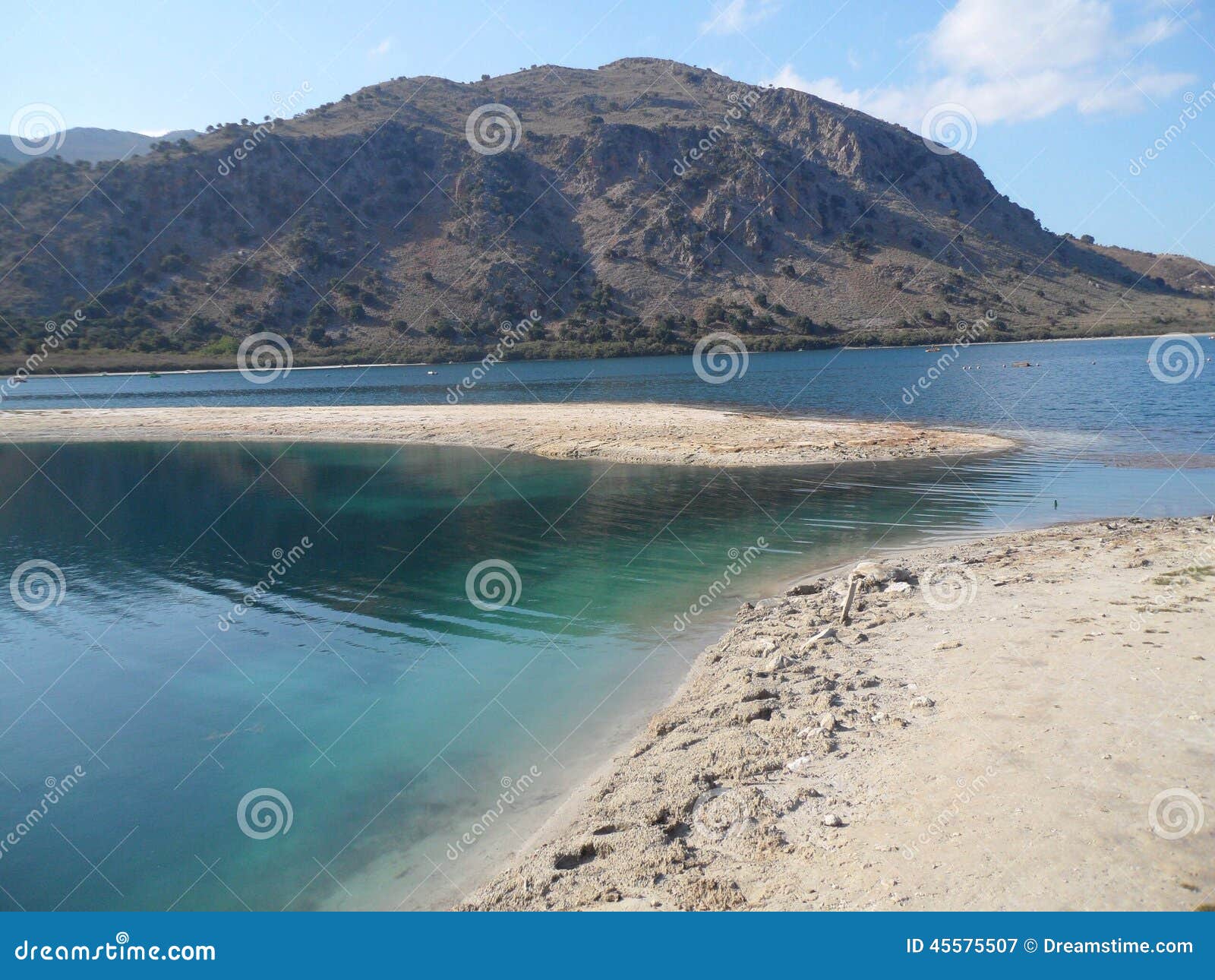 Lago Kournas, Creta immagine stock. Immagine di creta - 45575507