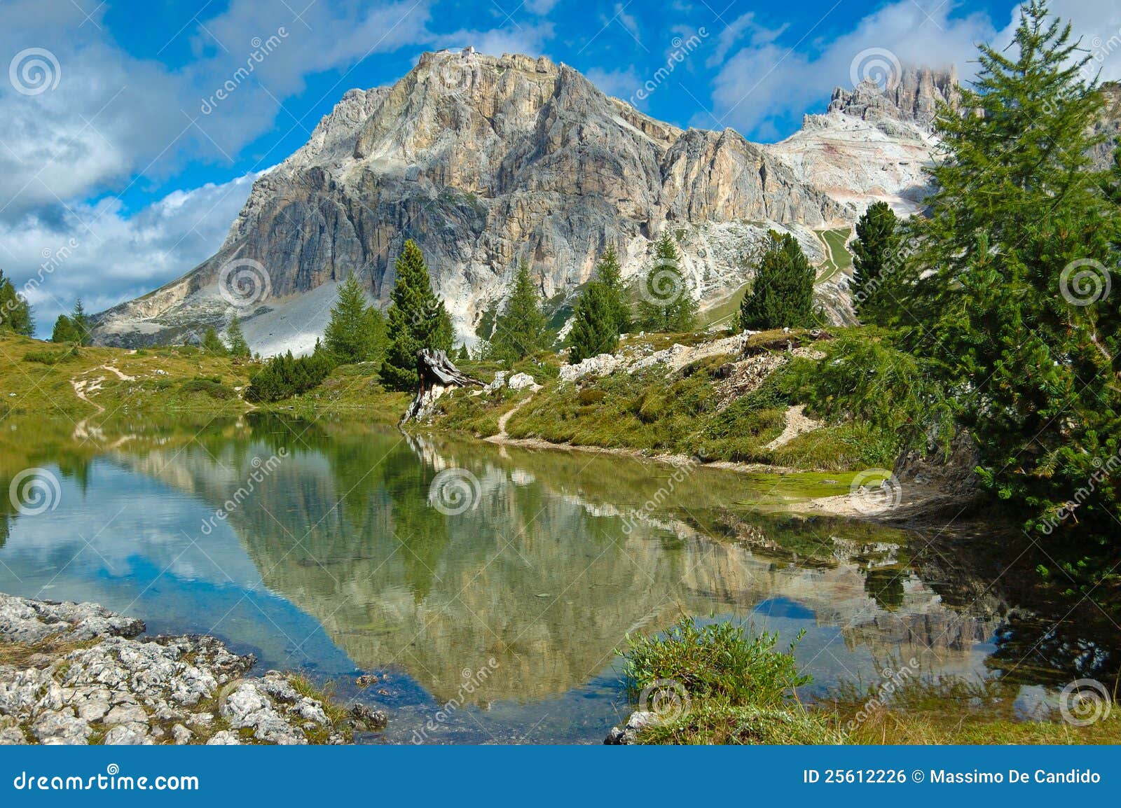 Lago Limides, Dolomia - Italia Fotografia Stock - Immagine di lago ...