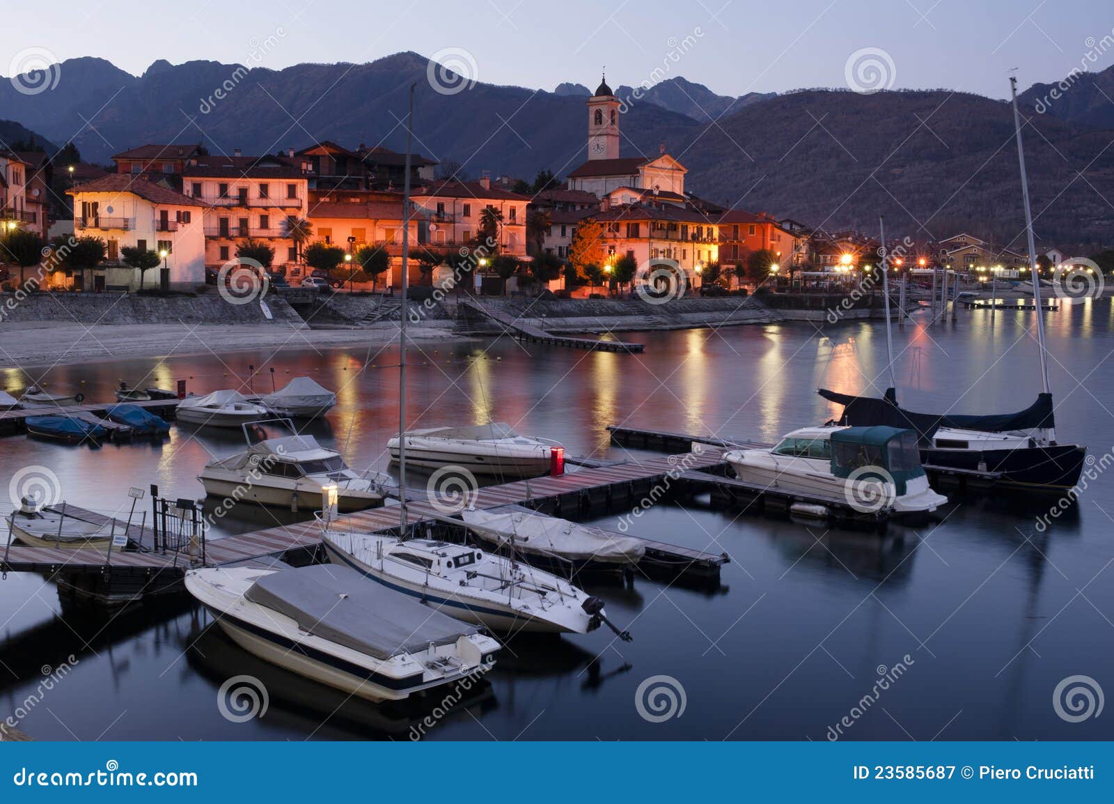 Lago Maggiore Al Crepuscolo Immagine Stock - Immagine di litorale ...