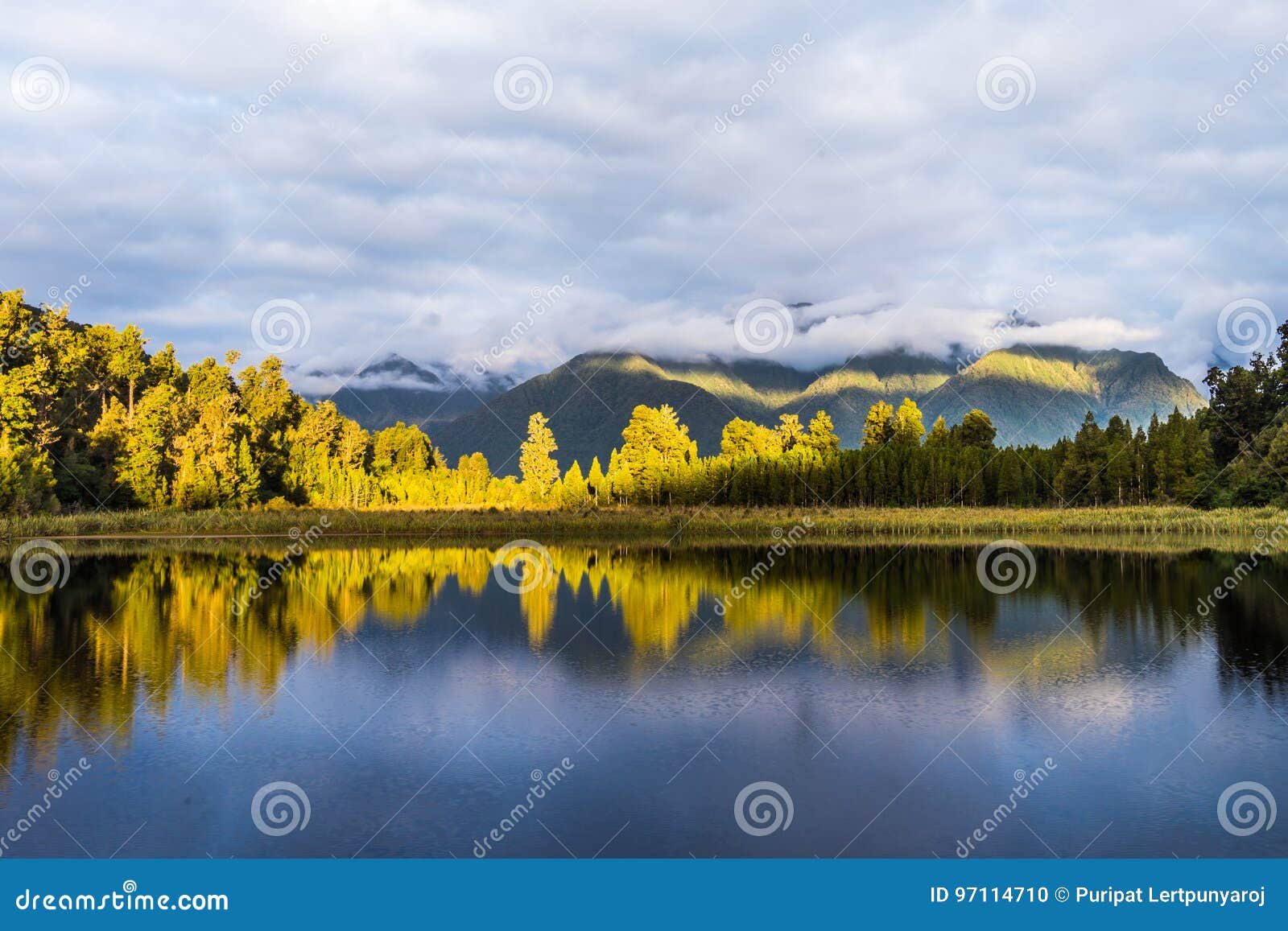 Lago Matheson, Nueva Zelandia Foto de archivo - Imagen de isla ...