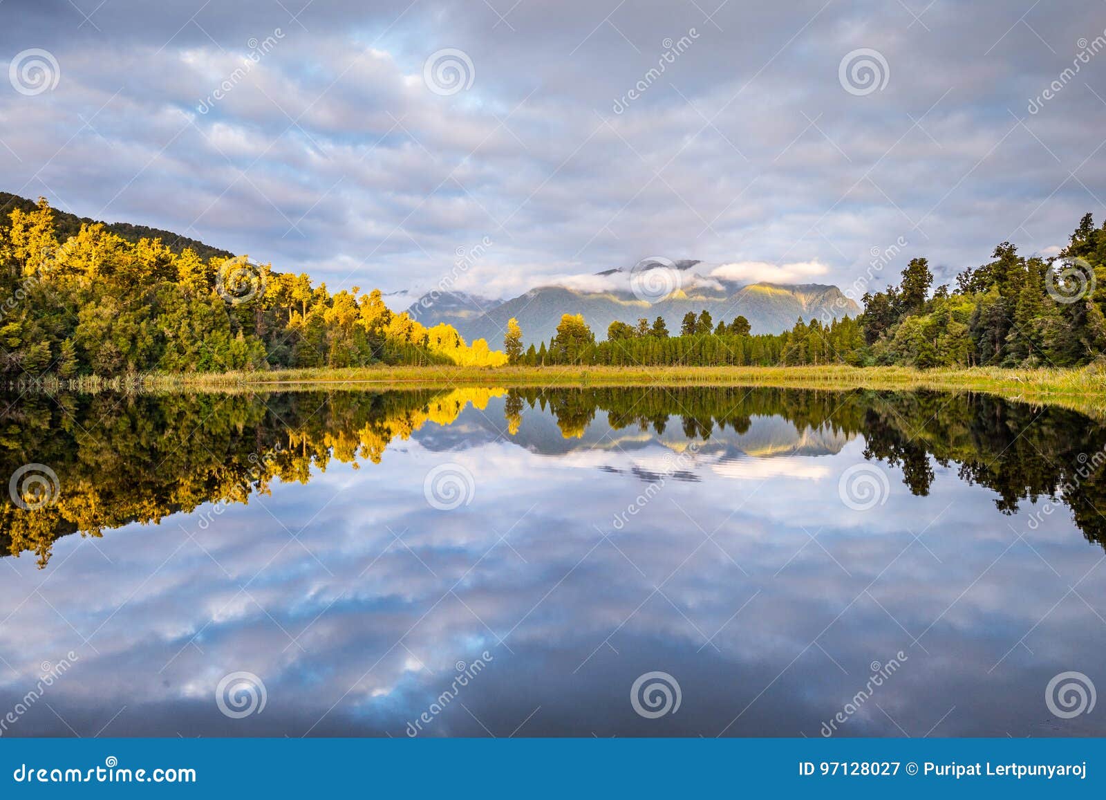 Lago Matheson, Nueva Zelandia Imagen de archivo - Imagen de montaje ...