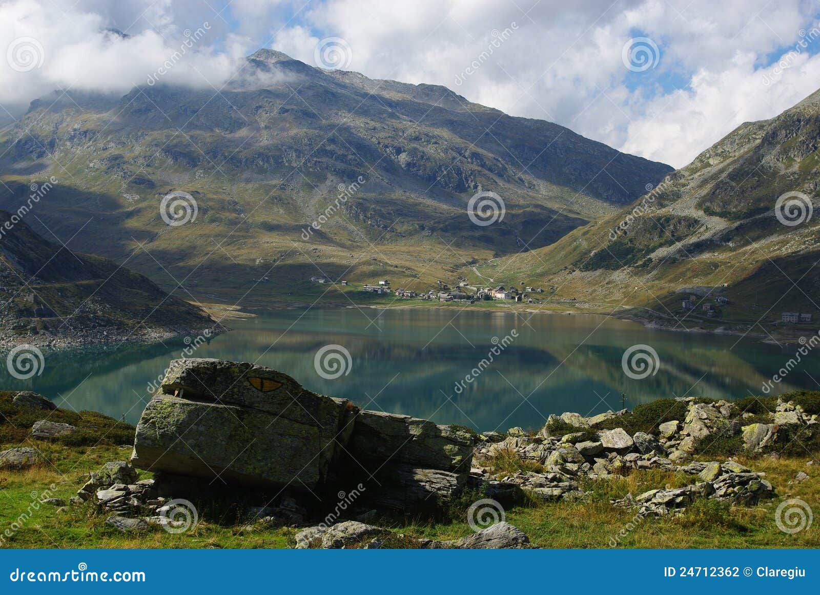 Lago Montespluga Com a Vila De Montespluga Foto de Stock - Imagem de ...