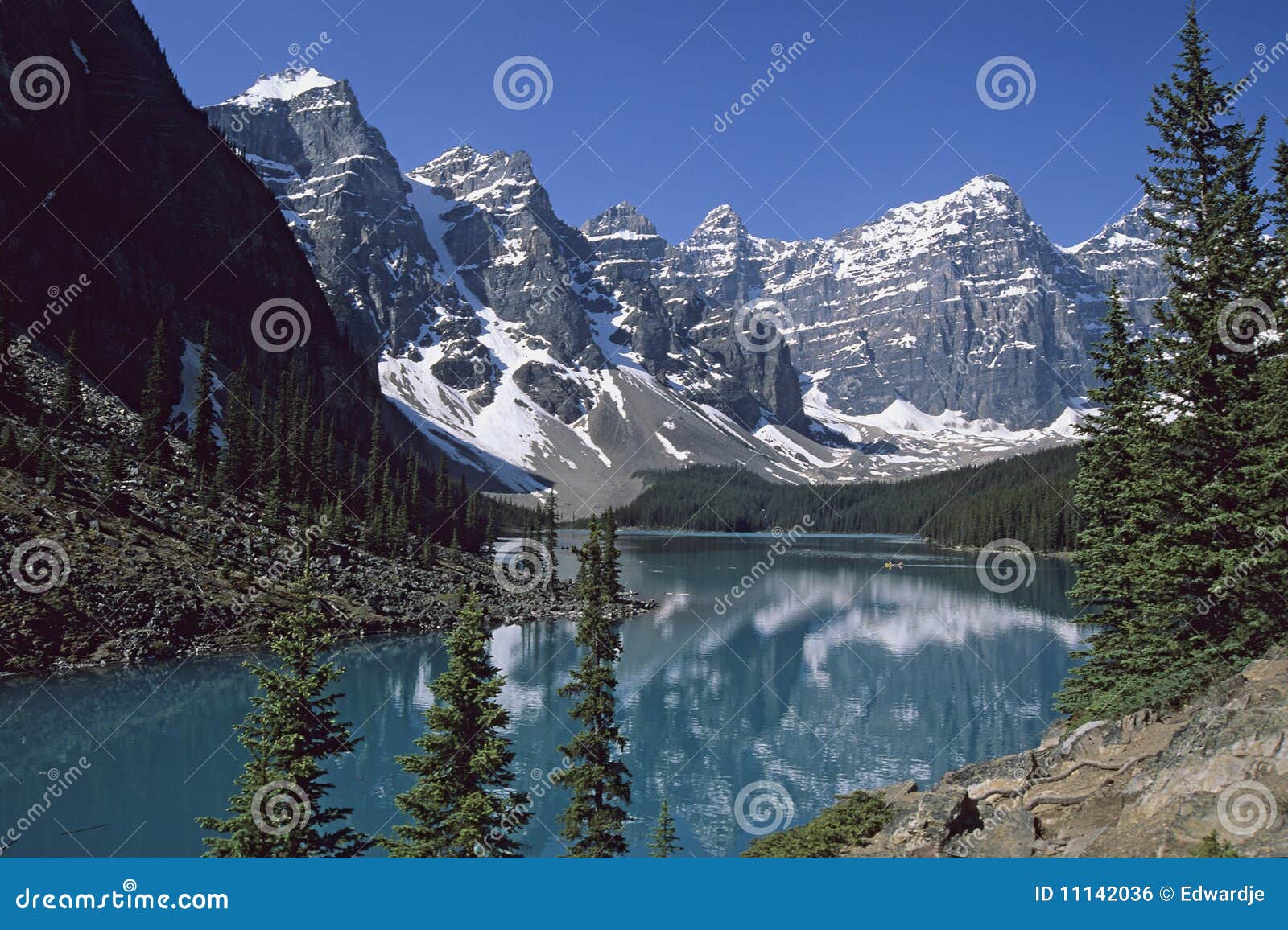 Lago moraine foto de archivo. Imagen de azul, alberta - 11142036