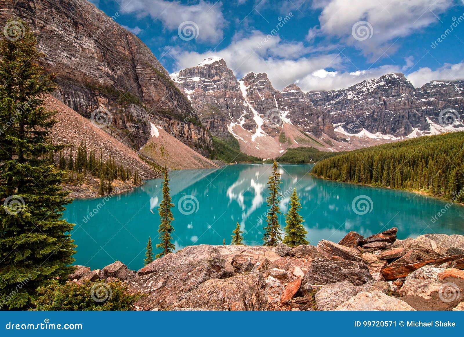 Lago moraine imagen de archivo. Imagen de escénico, belleza - 99720571