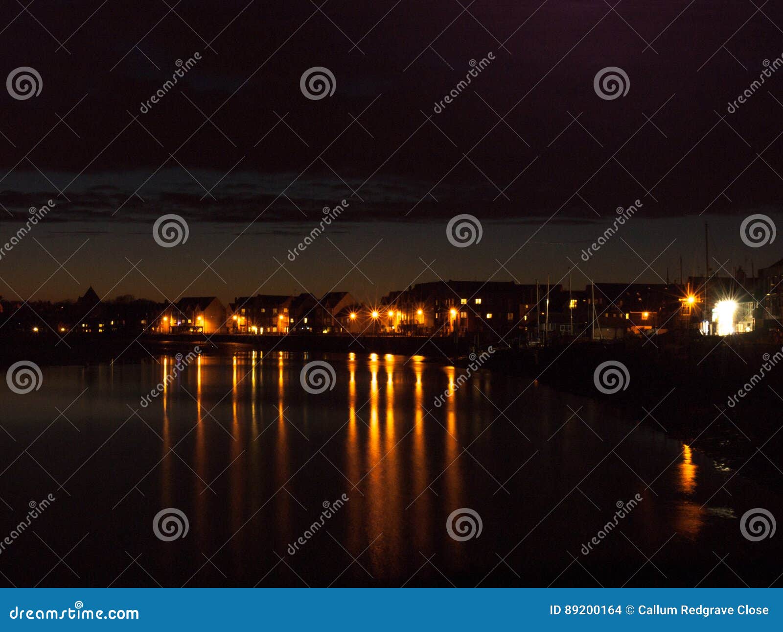 Lago Na Noite Com As Luzes Que Shinning Foto de Stock - Imagem de ...