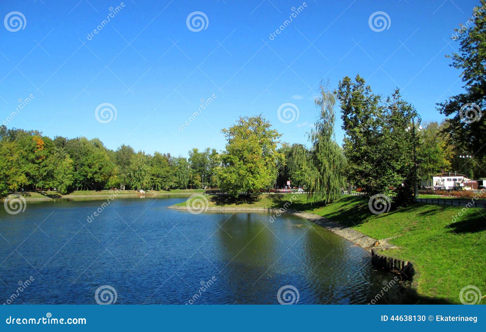 Lago no parque da cidade foto de stock. Imagem de céu - 44638130
