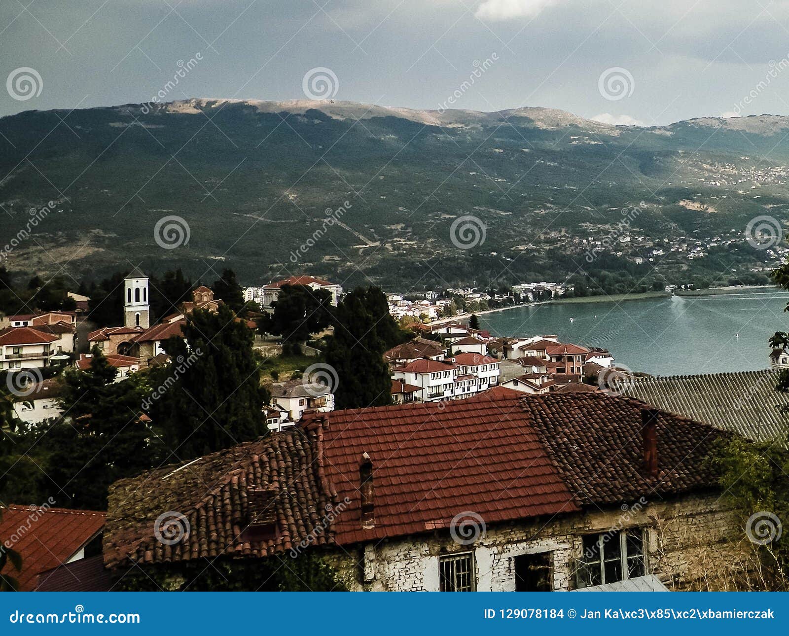 Lago Ohrid Y Ciudad De Ohrid Foto de archivo - Imagen de travieso ...