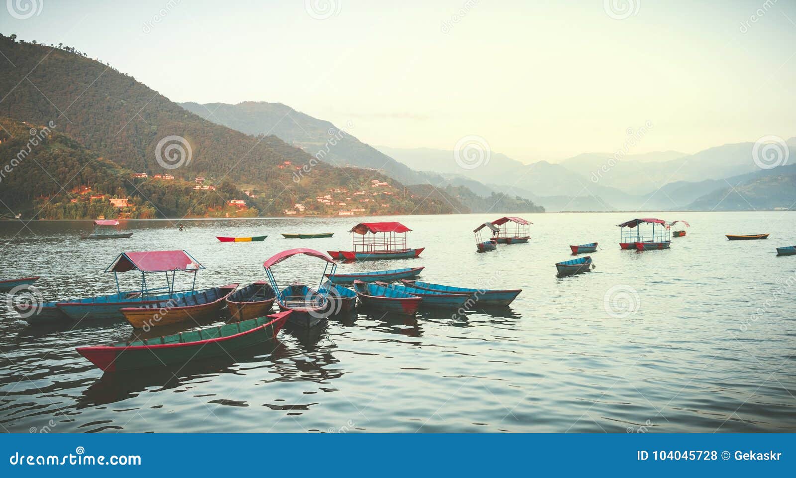 Lago Phewa en Pokhara foto de archivo. Imagen de turismo - 104045728