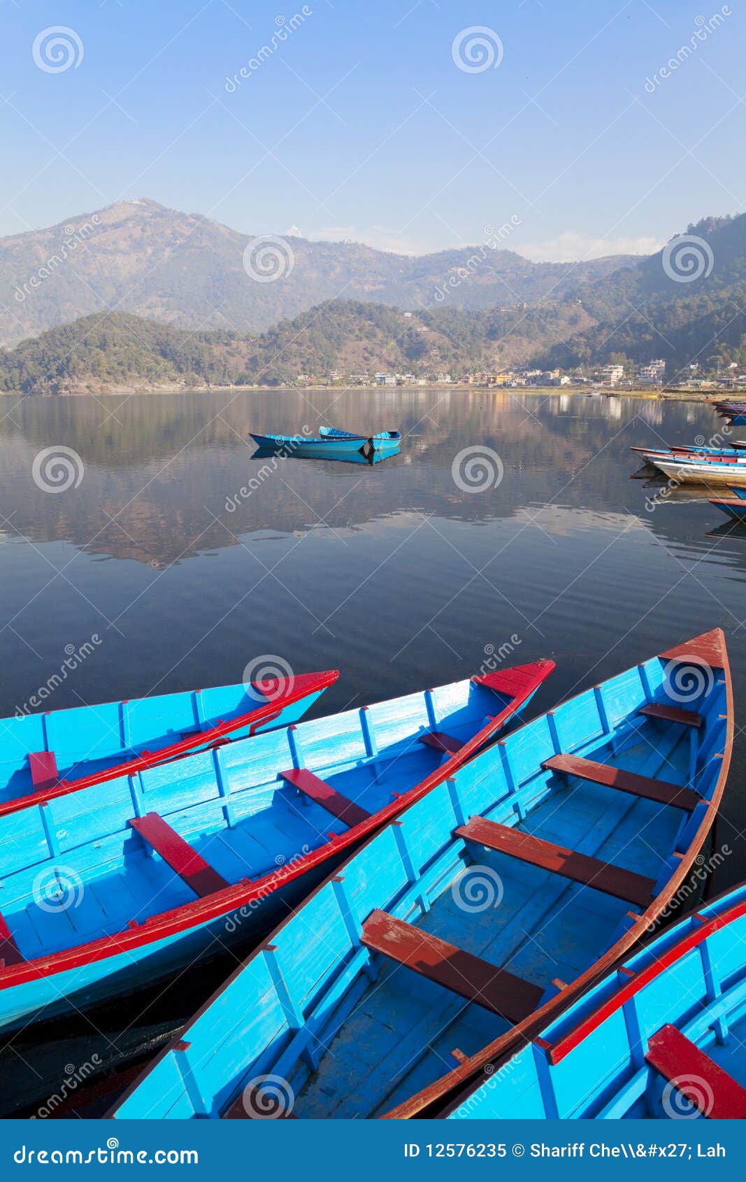 Lago Phewa, Pokhara, Nepal imagen de archivo. Imagen de cubo - 12576235