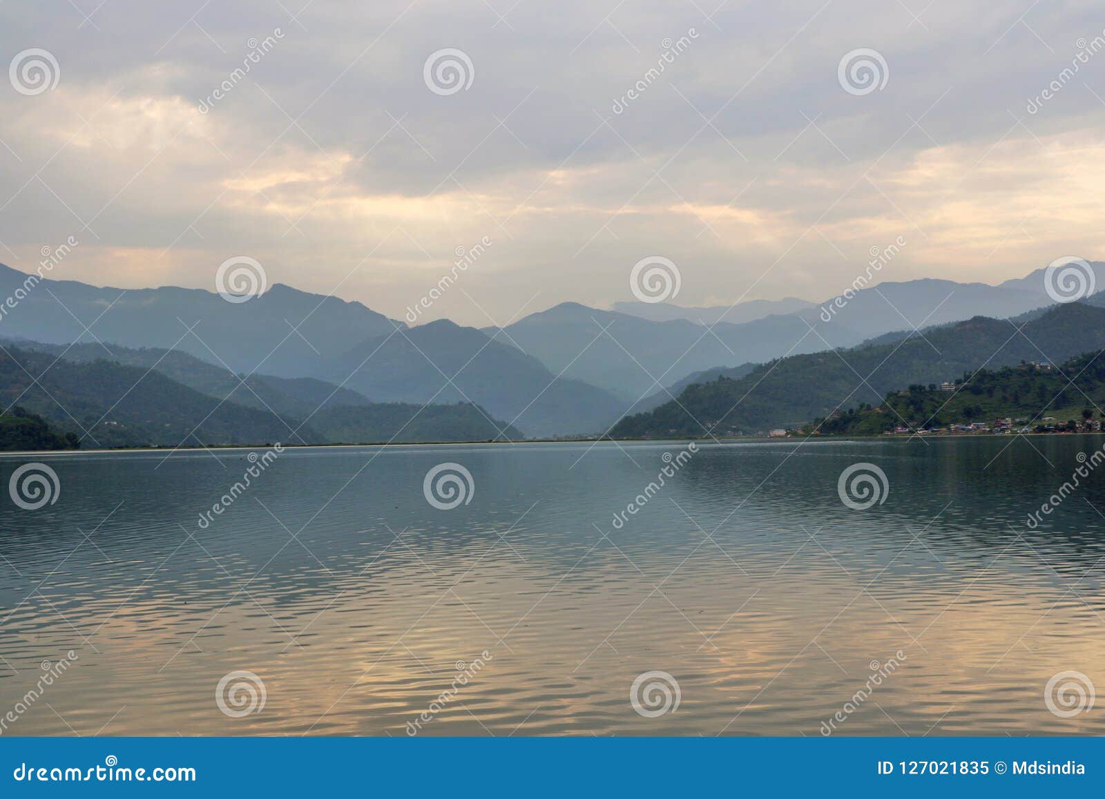 Lago Phewa, Pokra, Nepal imagen de archivo. Imagen de paisaje - 127021835