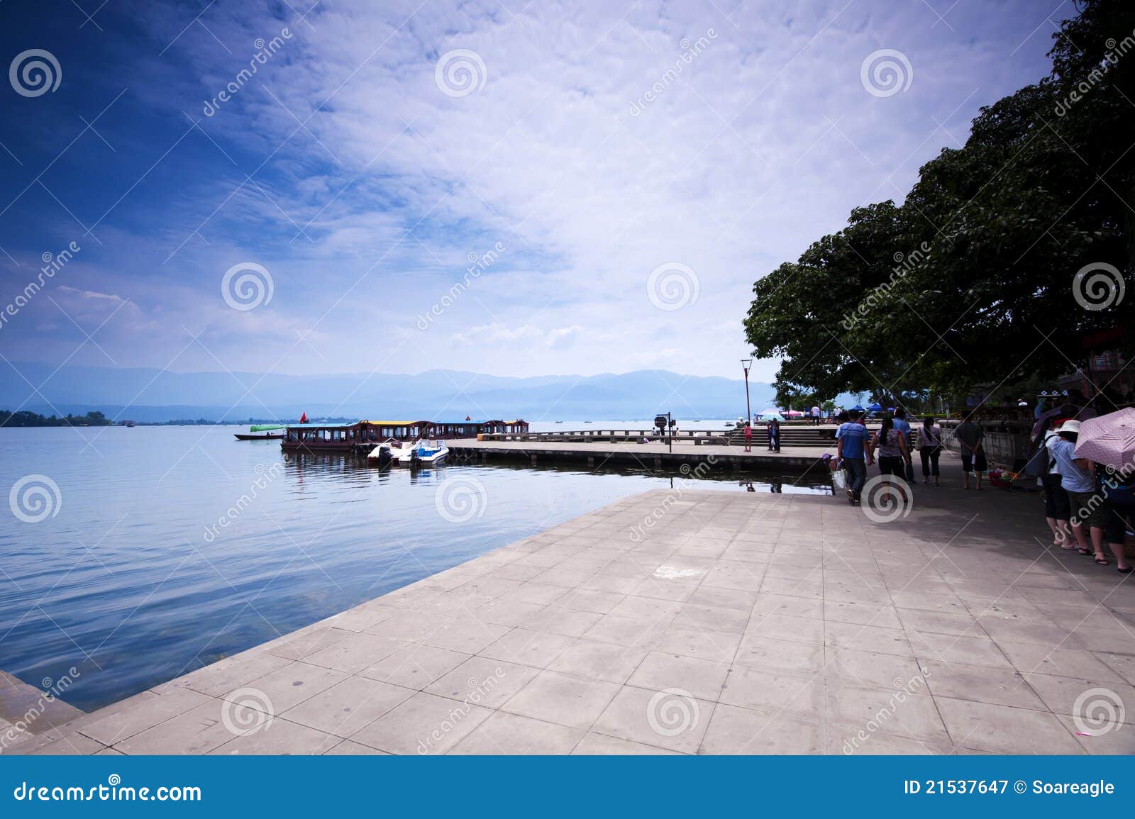 Lago Qionghai fotografía editorial. Imagen de hierba - 21537647