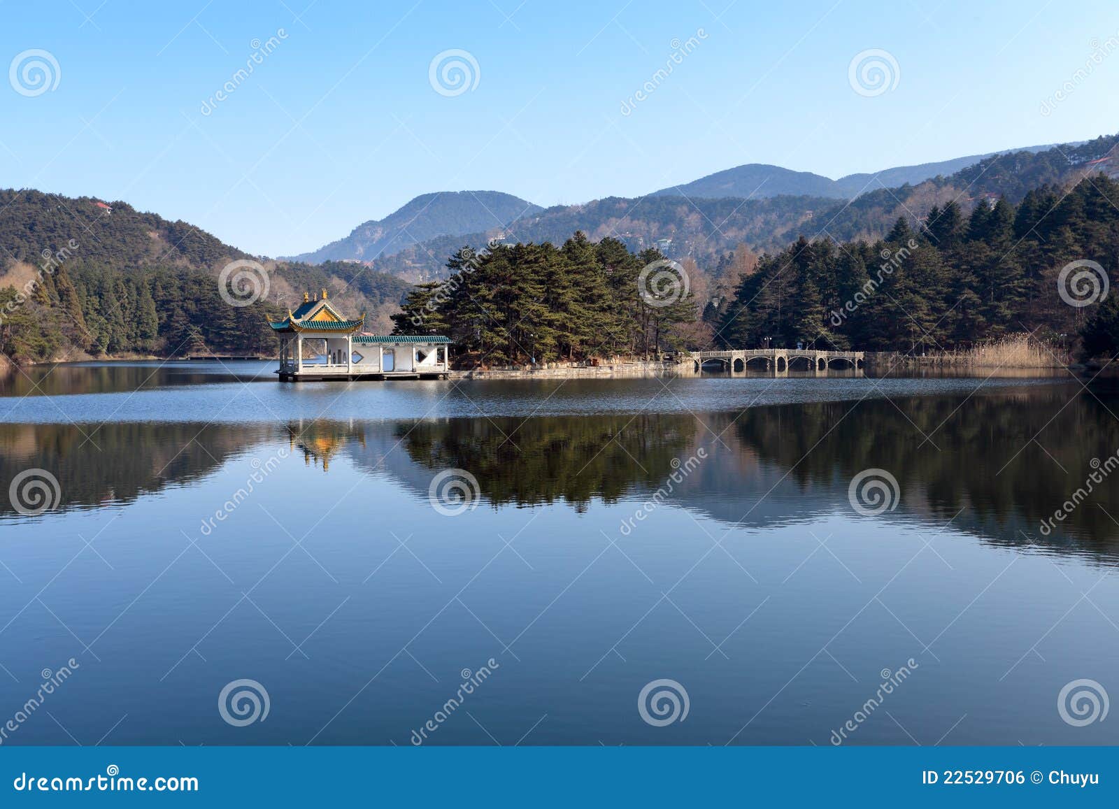 Lago sereno foto de archivo. Imagen de hermoso, lakeside - 22529706