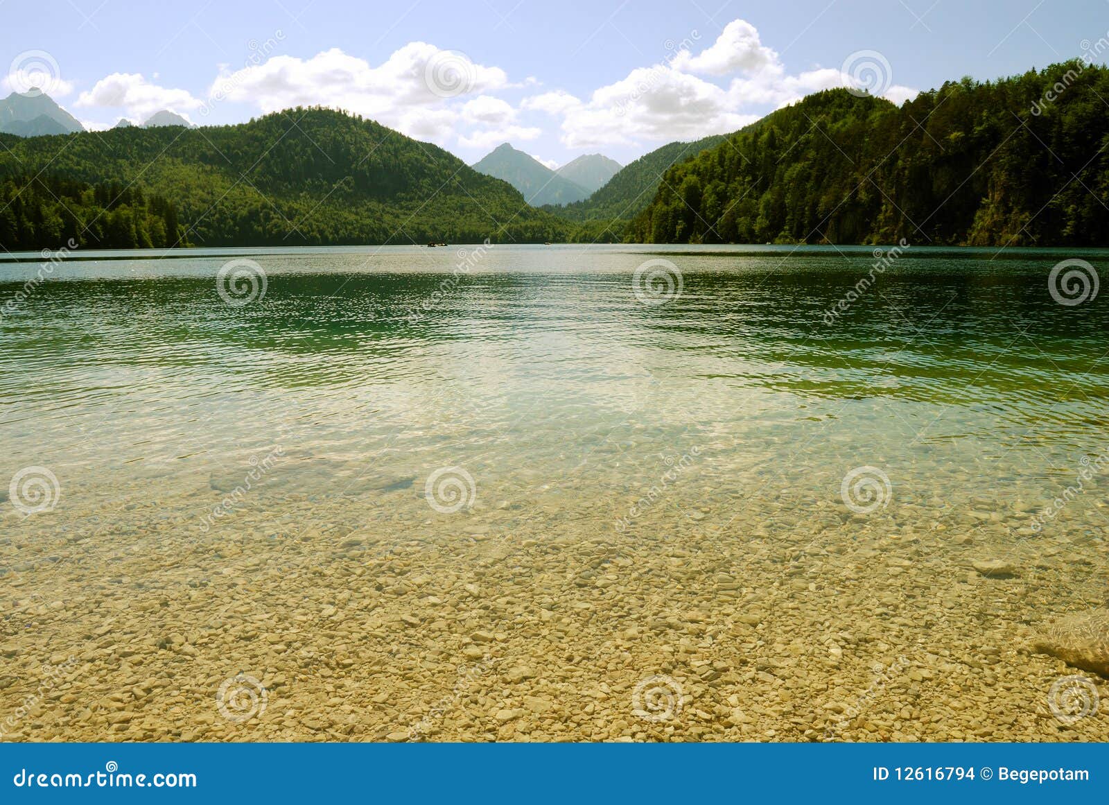 Lago Sereno Della Montagna Con Acqua Trasparente Fotografia Stock ...