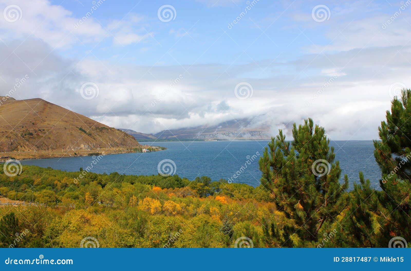 Lago Sevan. imagen de archivo. Imagen de sunlight, lago - 28817487