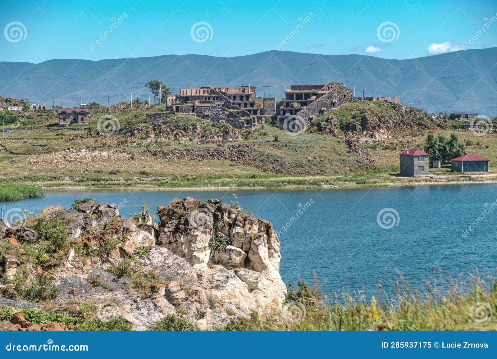 Lago Sevan De Gran Altitud En Armenia Imagen de archivo - Imagen de ...