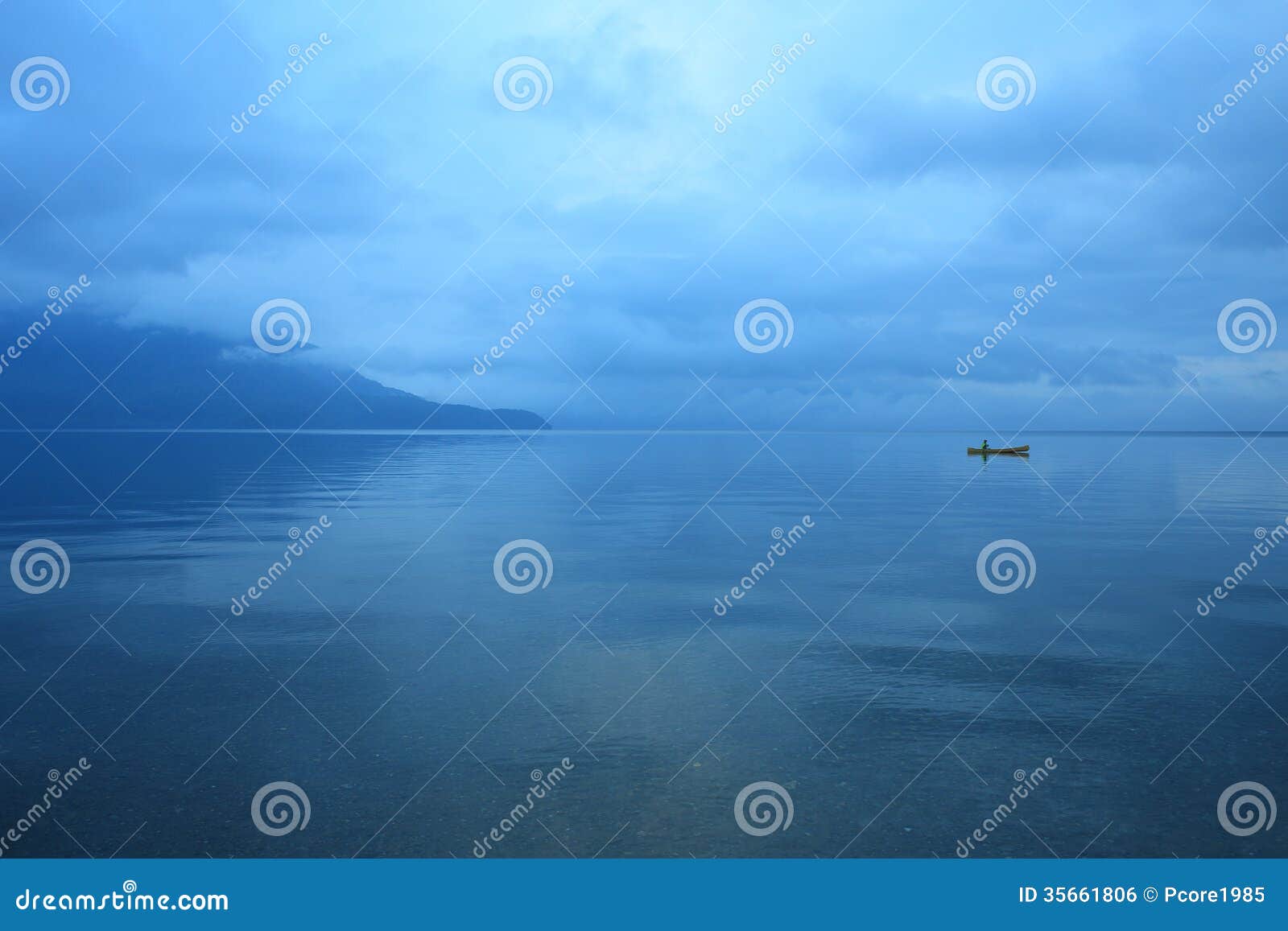 Lago Shikotsu foto de archivo. Imagen de lodo, azul, orilla - 35661806