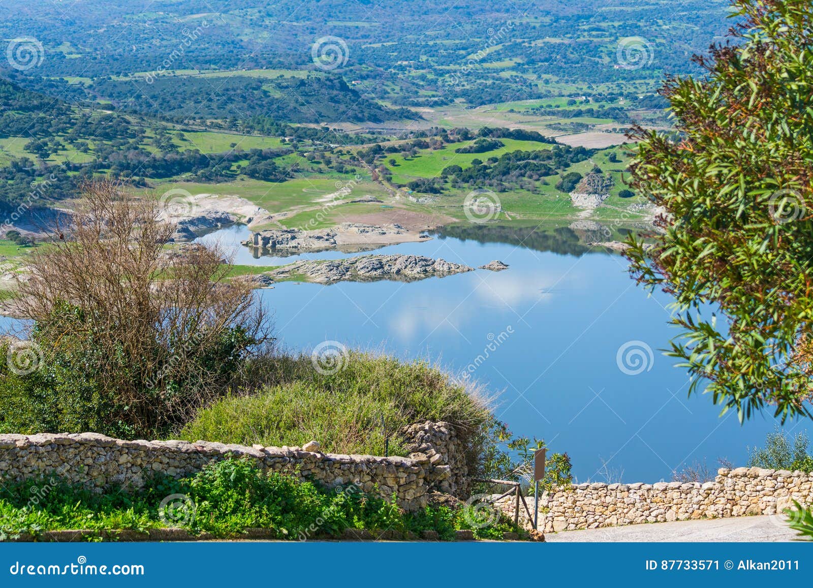 Lago Temo en la primavera imagen de archivo. Imagen de claro - 87733571