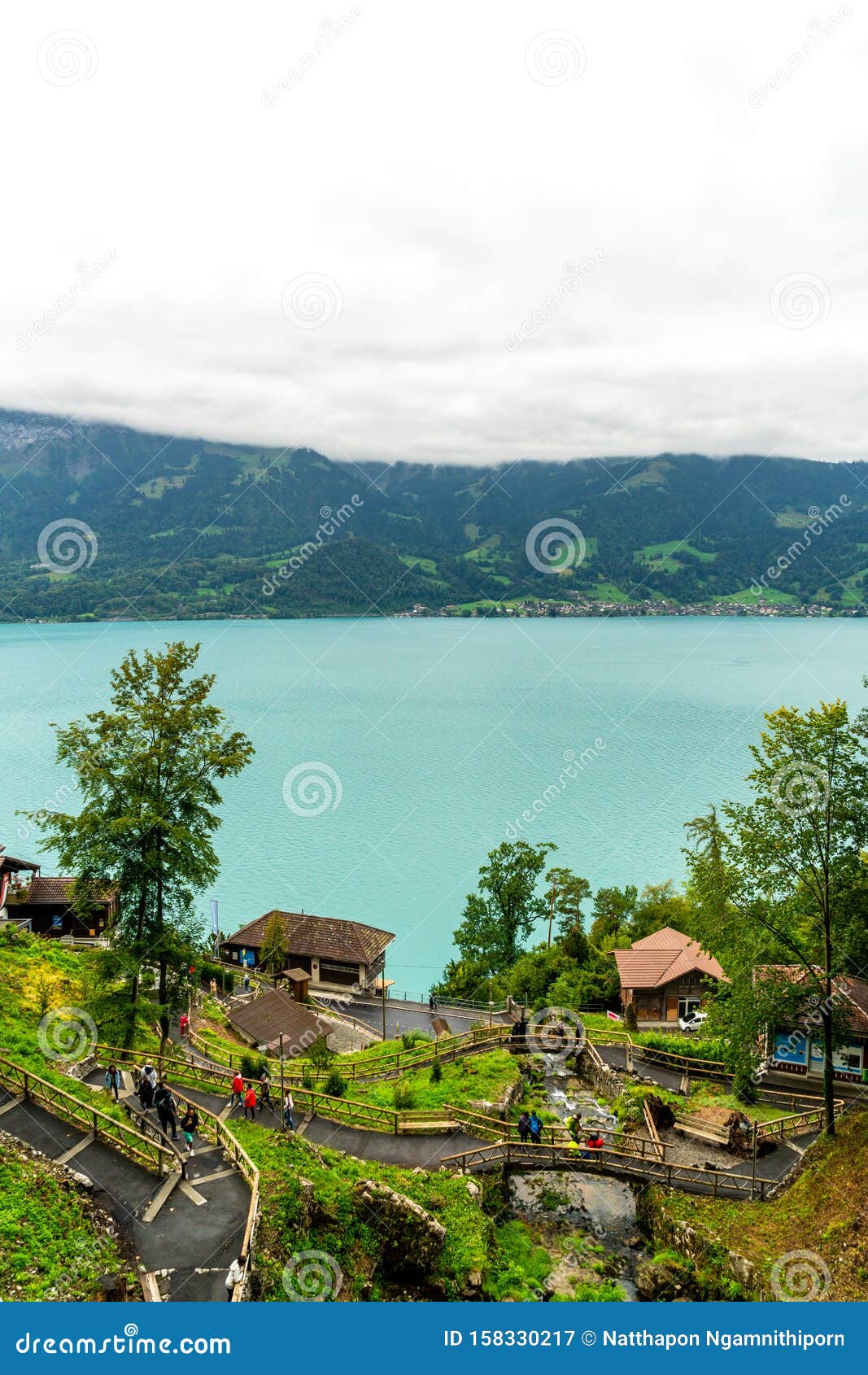 Lago Thun Con La Ciudad De Interlaken Imagen de archivo - Imagen de ...
