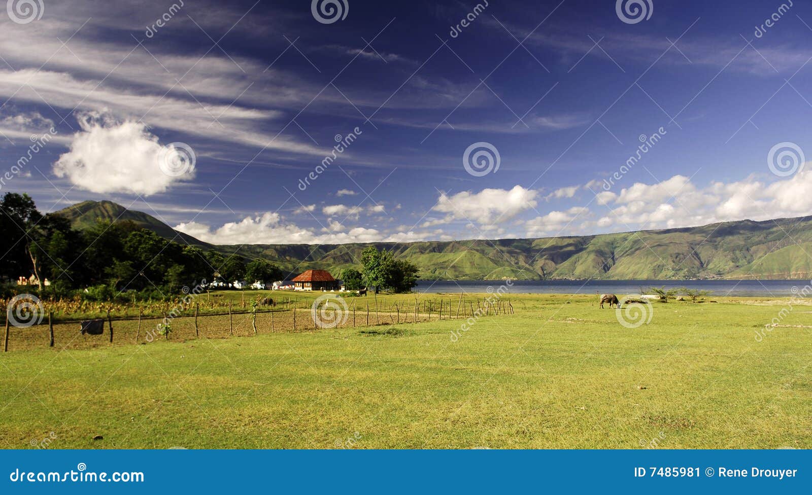 Lago Toba En Sumatra- Indonesia Imagen de archivo - Imagen de cielo ...