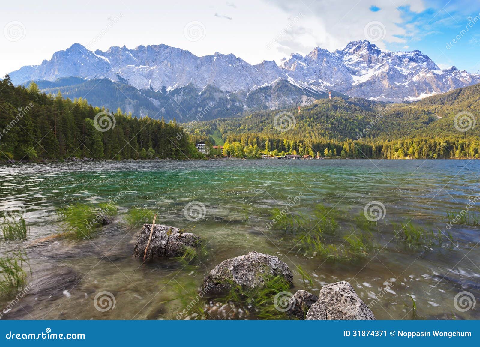 Lago y Zugspitze Eibsee imagen de archivo. Imagen de agua - 31874371
