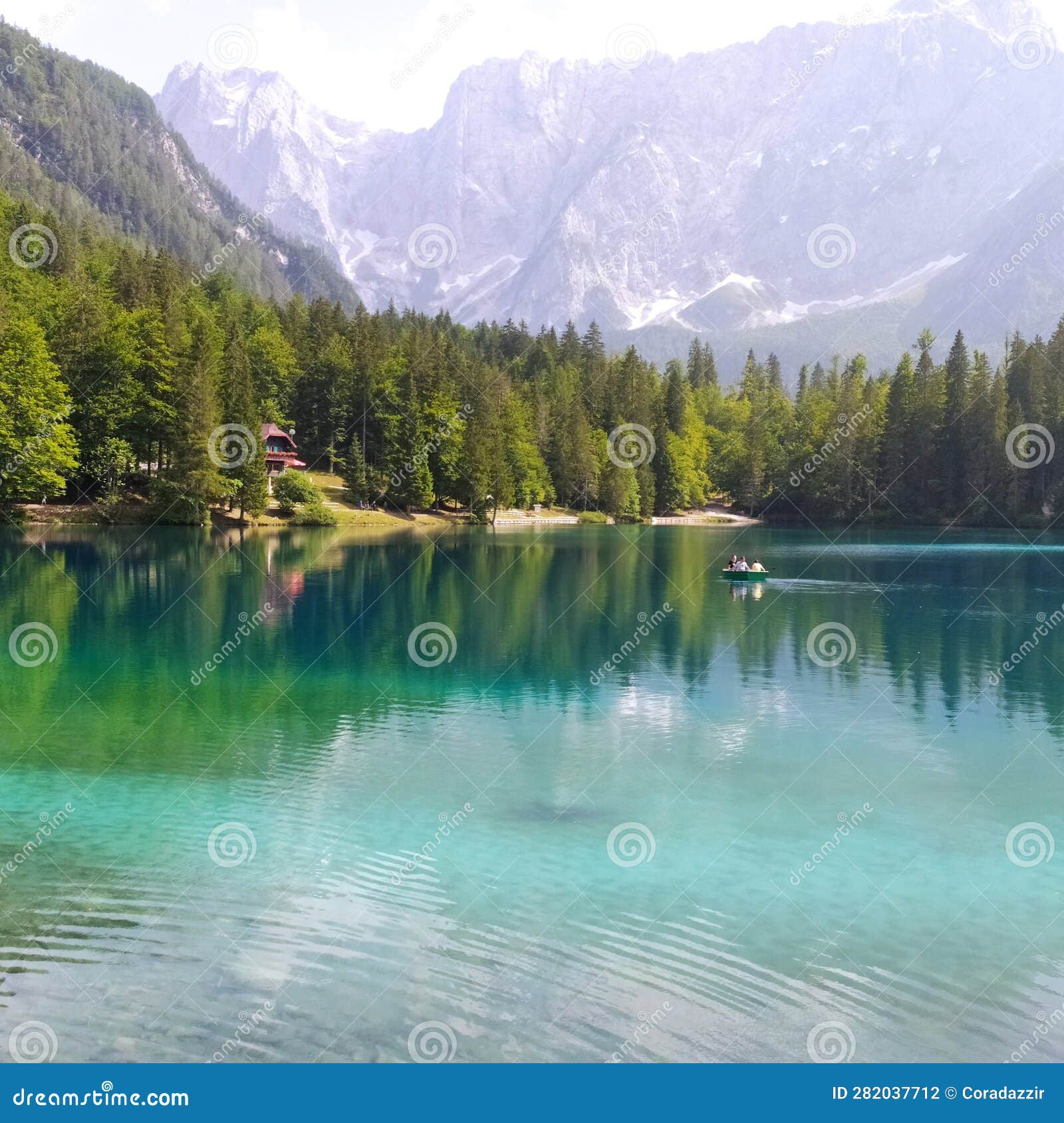 Lagos y colores intensos foto de archivo. Imagen de barco - 282037712