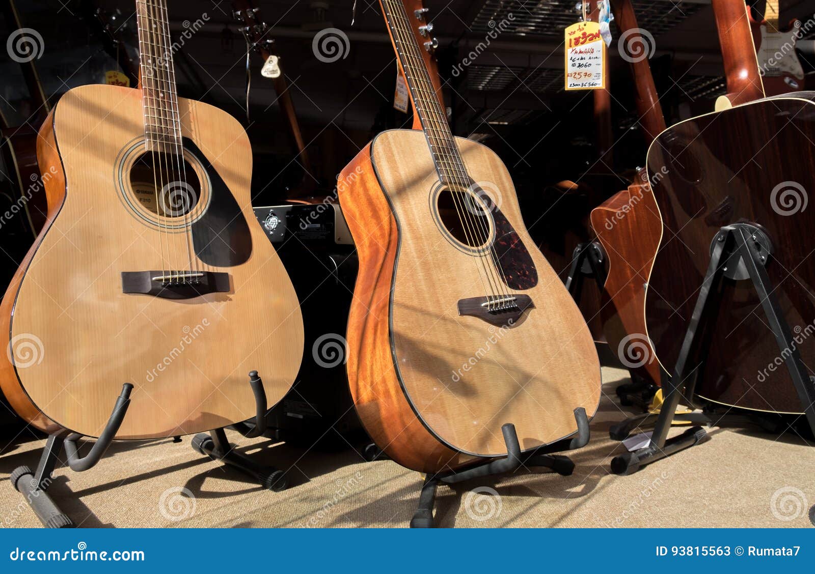 Lagret av gitarrer redaktionell arkivfoto. Bild av instrumentell - 93815563