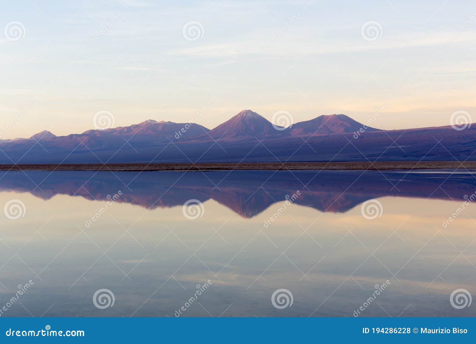 Laguna chaxa al atardecer foto de archivo. Imagen de turismo - 194286228