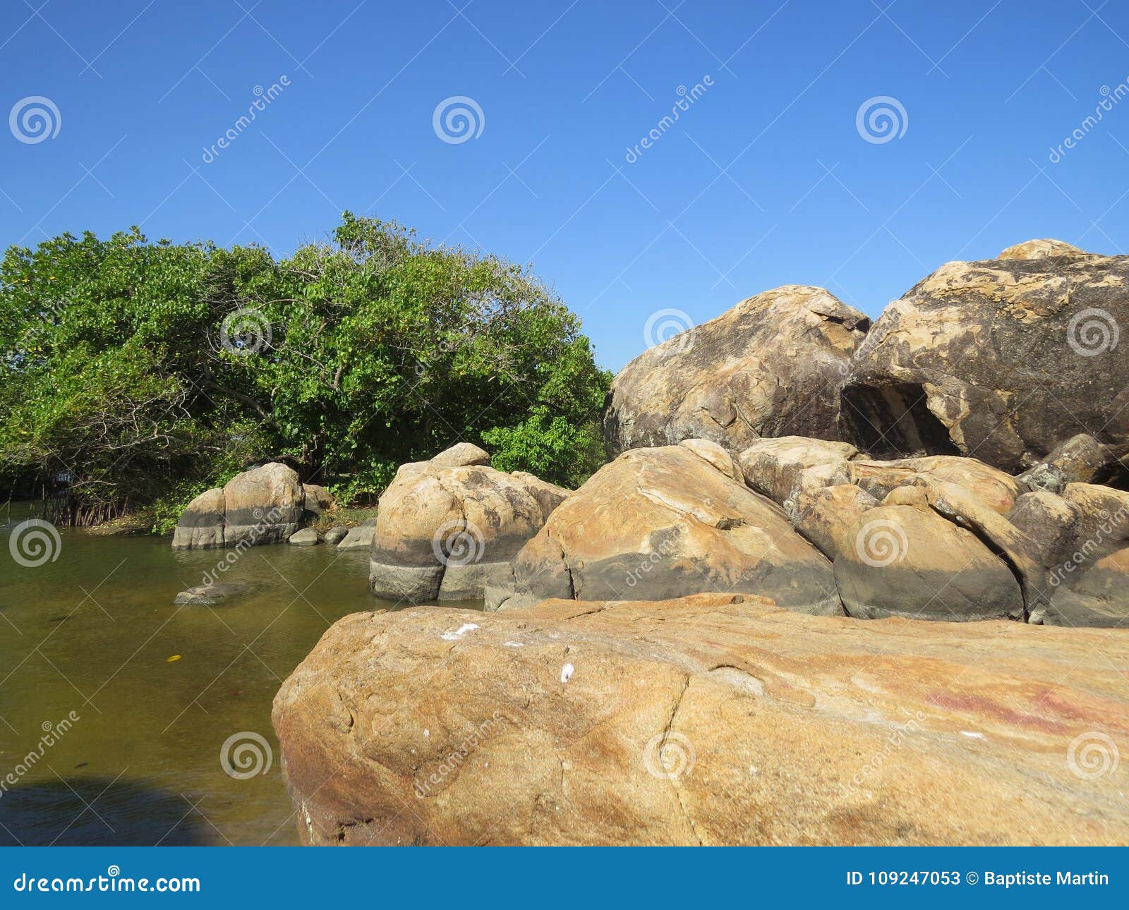 Laguna de la roca imagen de archivo. Imagen de roca - 109247053