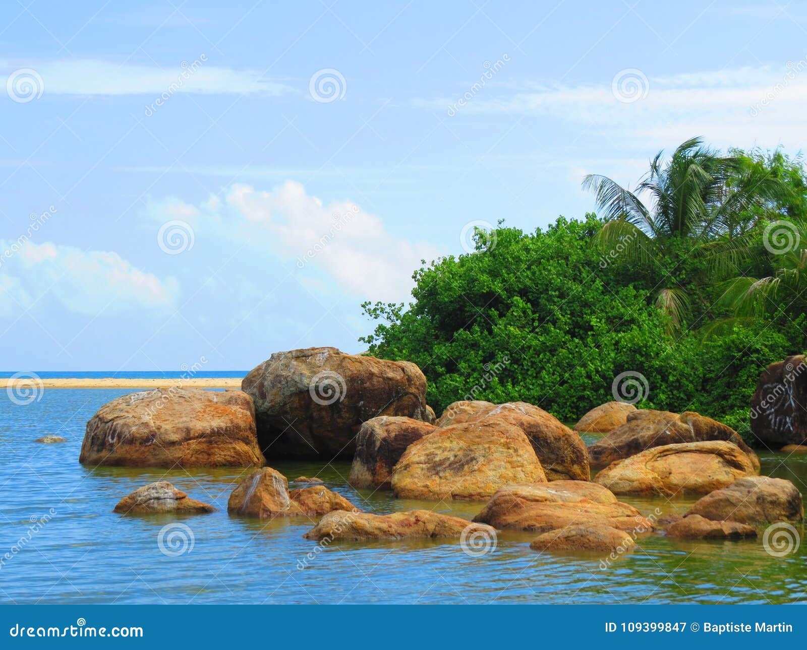 Laguna de la roca imagen de archivo. Imagen de salvaje - 109399847