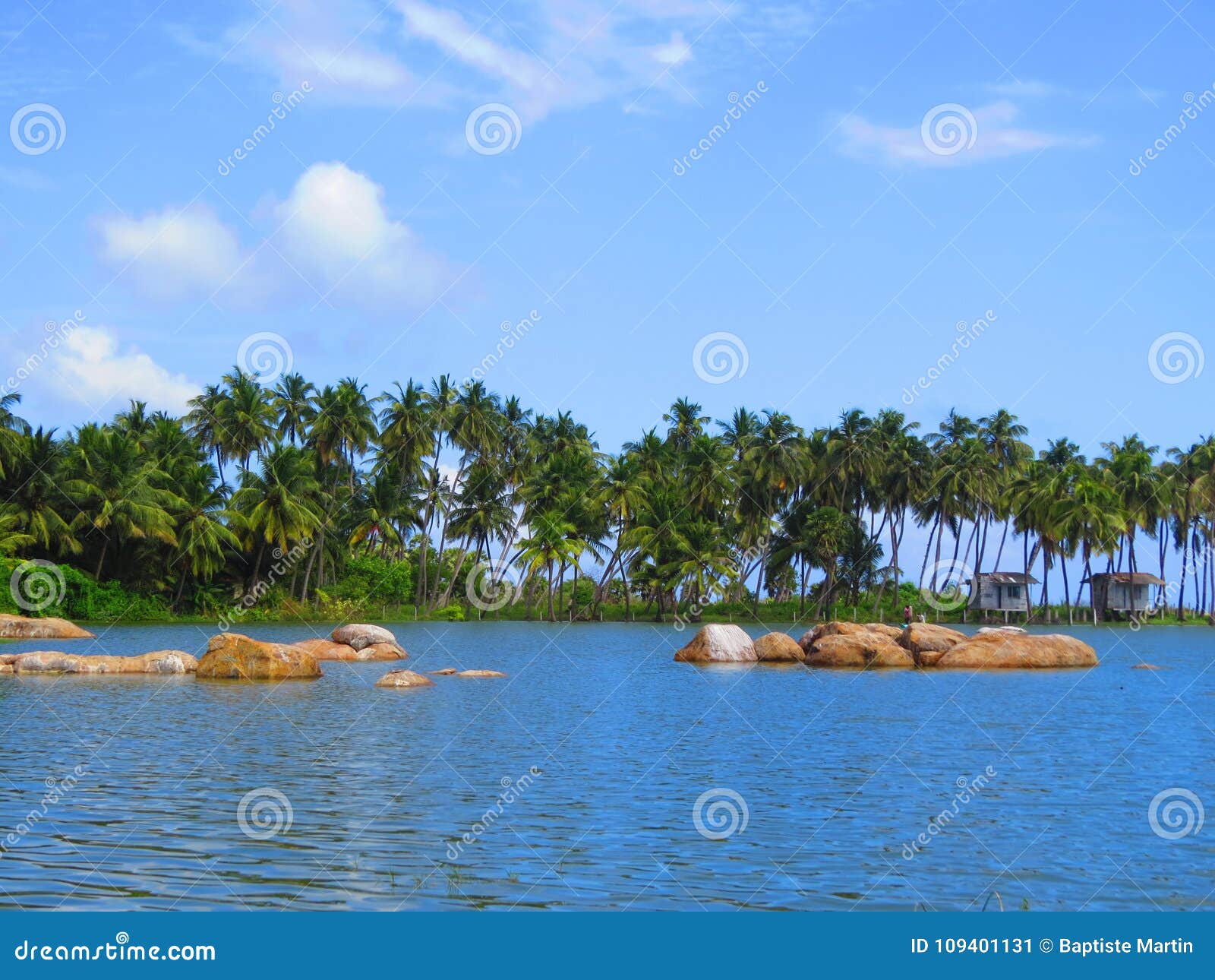 Laguna de la roca imagen de archivo. Imagen de lago - 109401131