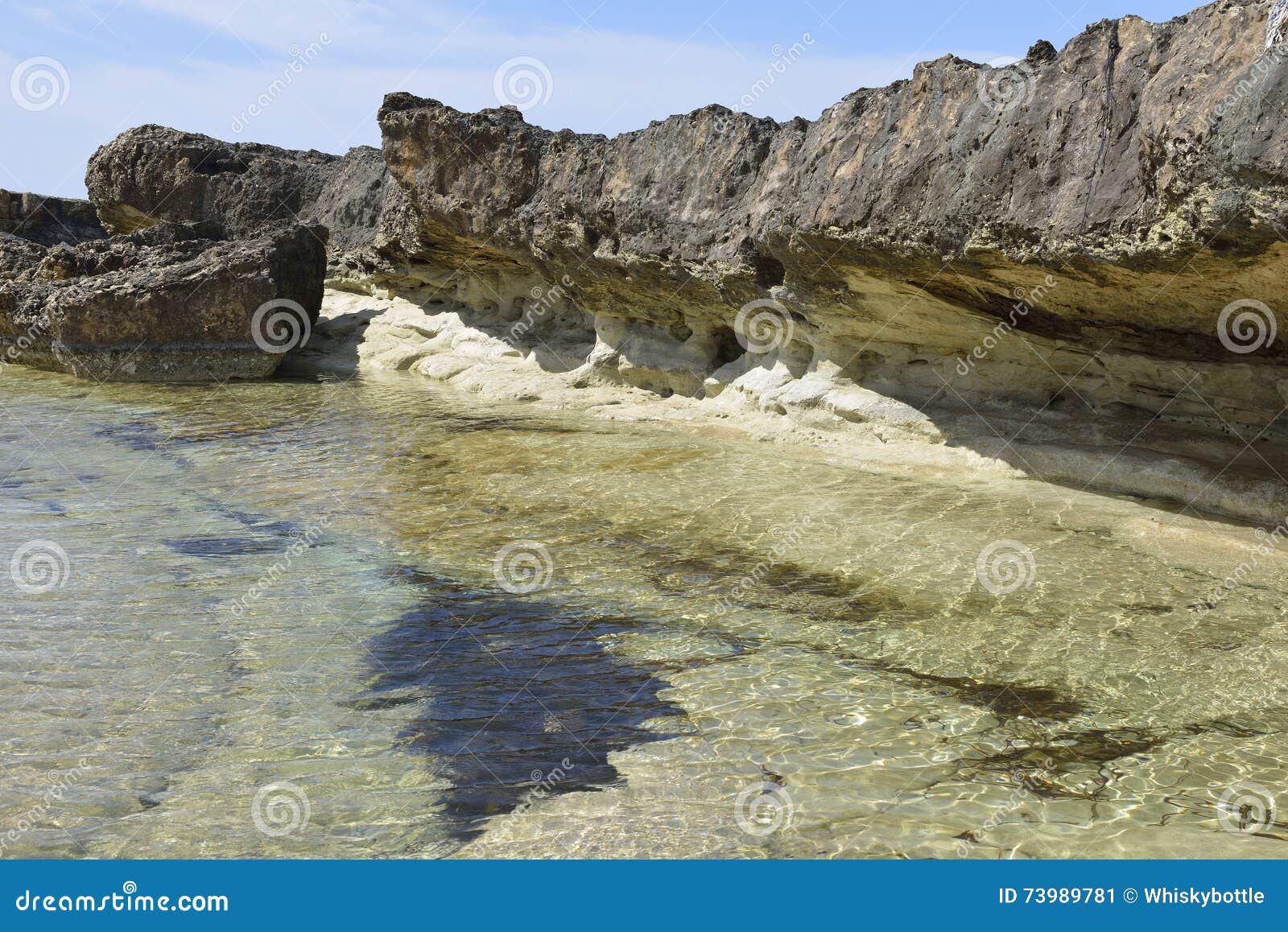 Laguna De Marea Y Rocas Erosionadas Imagen de archivo - Imagen de roca ...