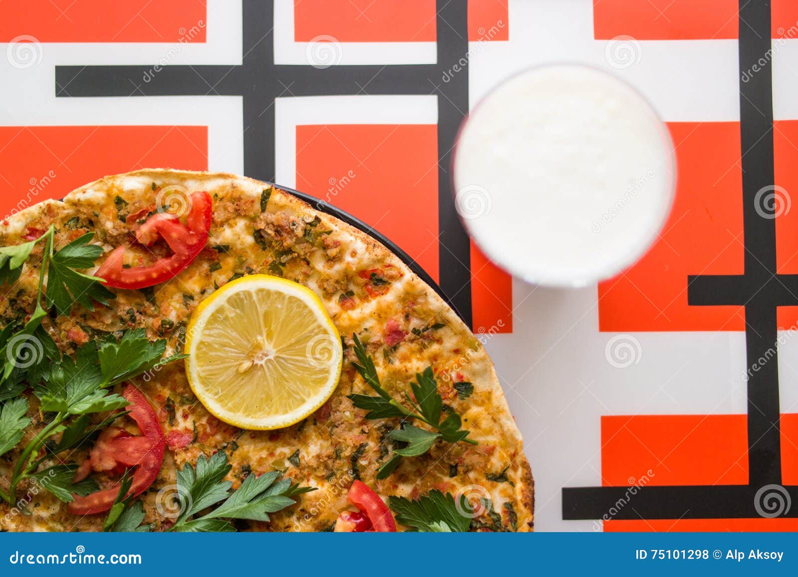 Lahmacun Pizza turca foto de archivo. Imagen de oriente - 75101298