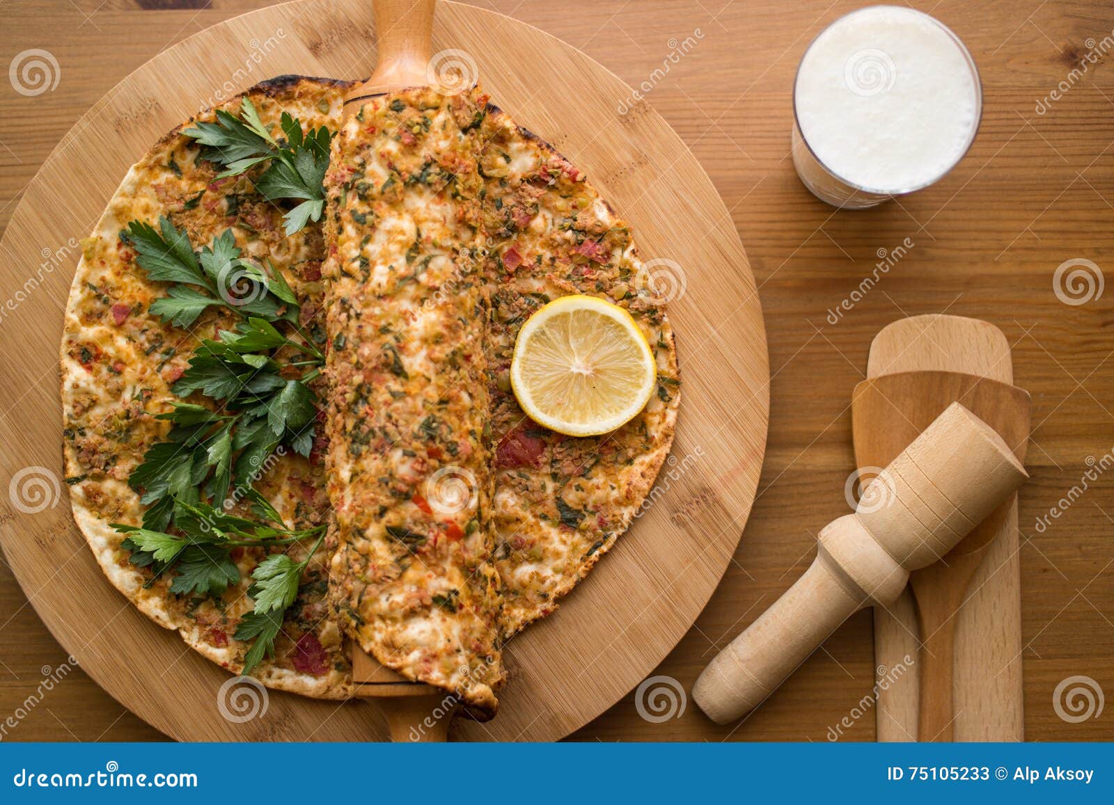 Lahmacun Pizza turca imagen de archivo. Imagen de fondo - 75105233