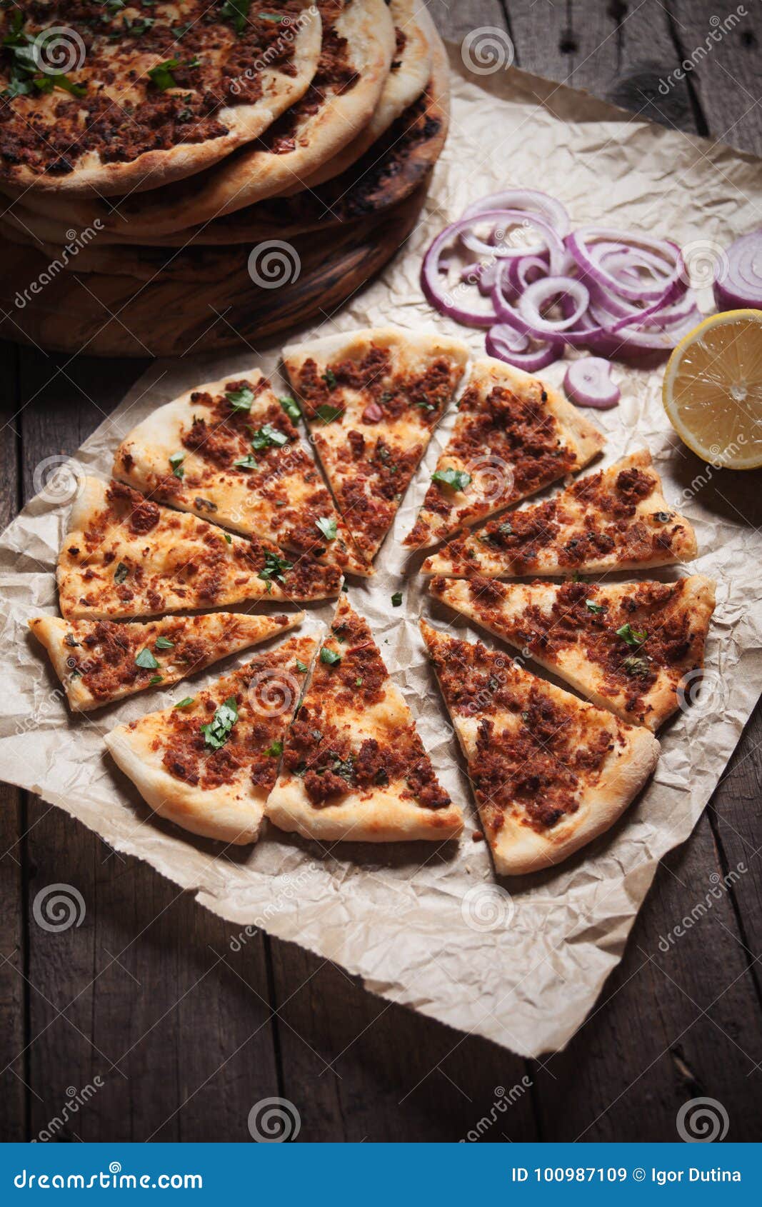 Lahmacun, Pizza Turca De La Carne Imagen de archivo - Imagen de nadie ...