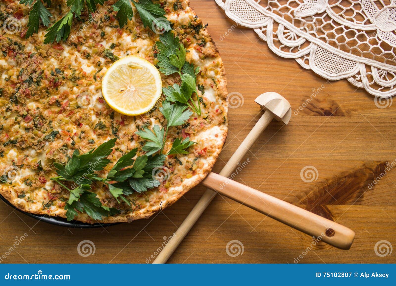 Lahmacun Pizza turque image stock. Image du santé, pizza - 75102807