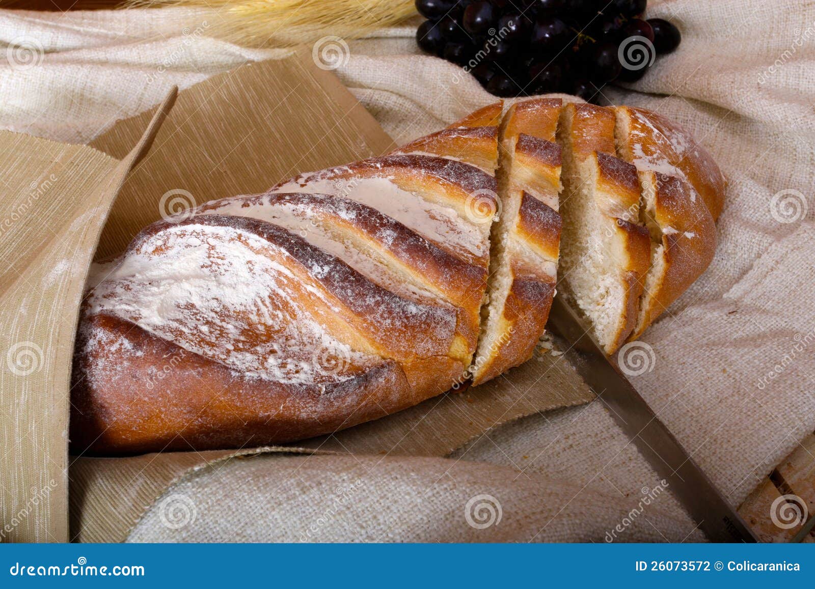 Laib auf der Tabelle stockfoto. Bild von mahlzeit, nahaufnahme - 26073572