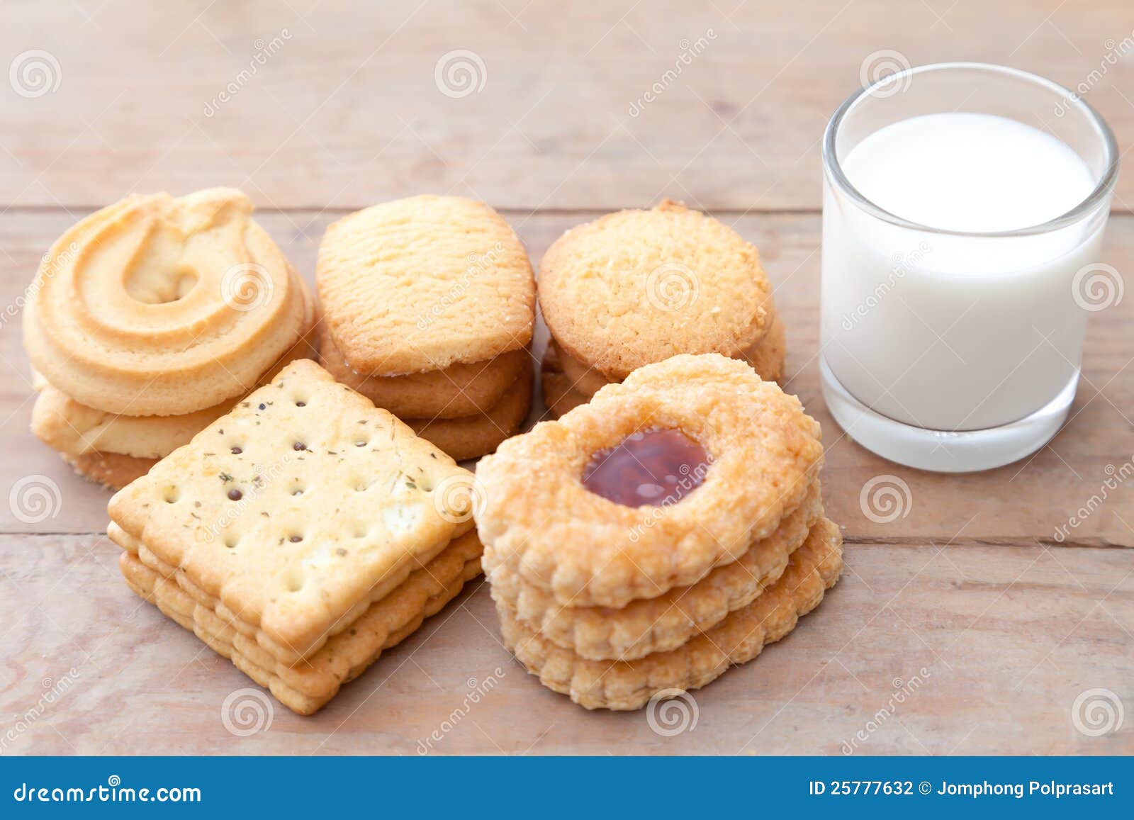 Lait avec le biscuit photo stock. Image du gâteau, biscuit - 25777632