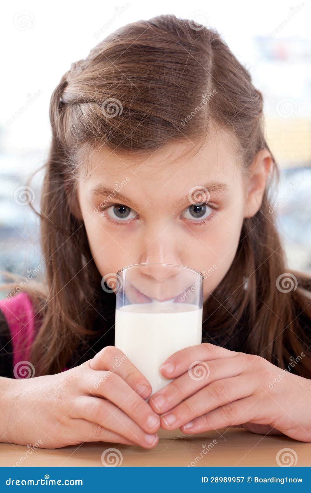 Lait De Consommation De Jeune Fille Image Stock Image Du Manger