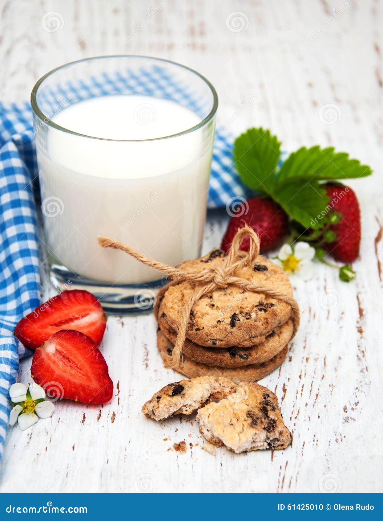 Lait et biscuits photo stock. Image du flore, doux, organique - 61425010
