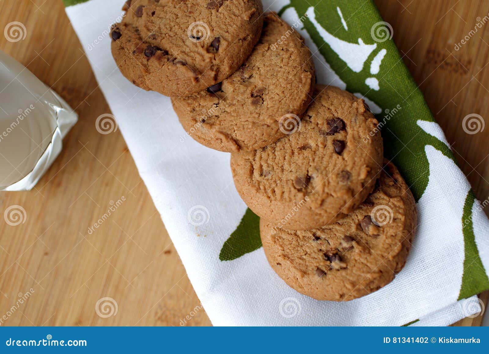 Lait et biscuits photo stock. Image du conception, noël - 81341402