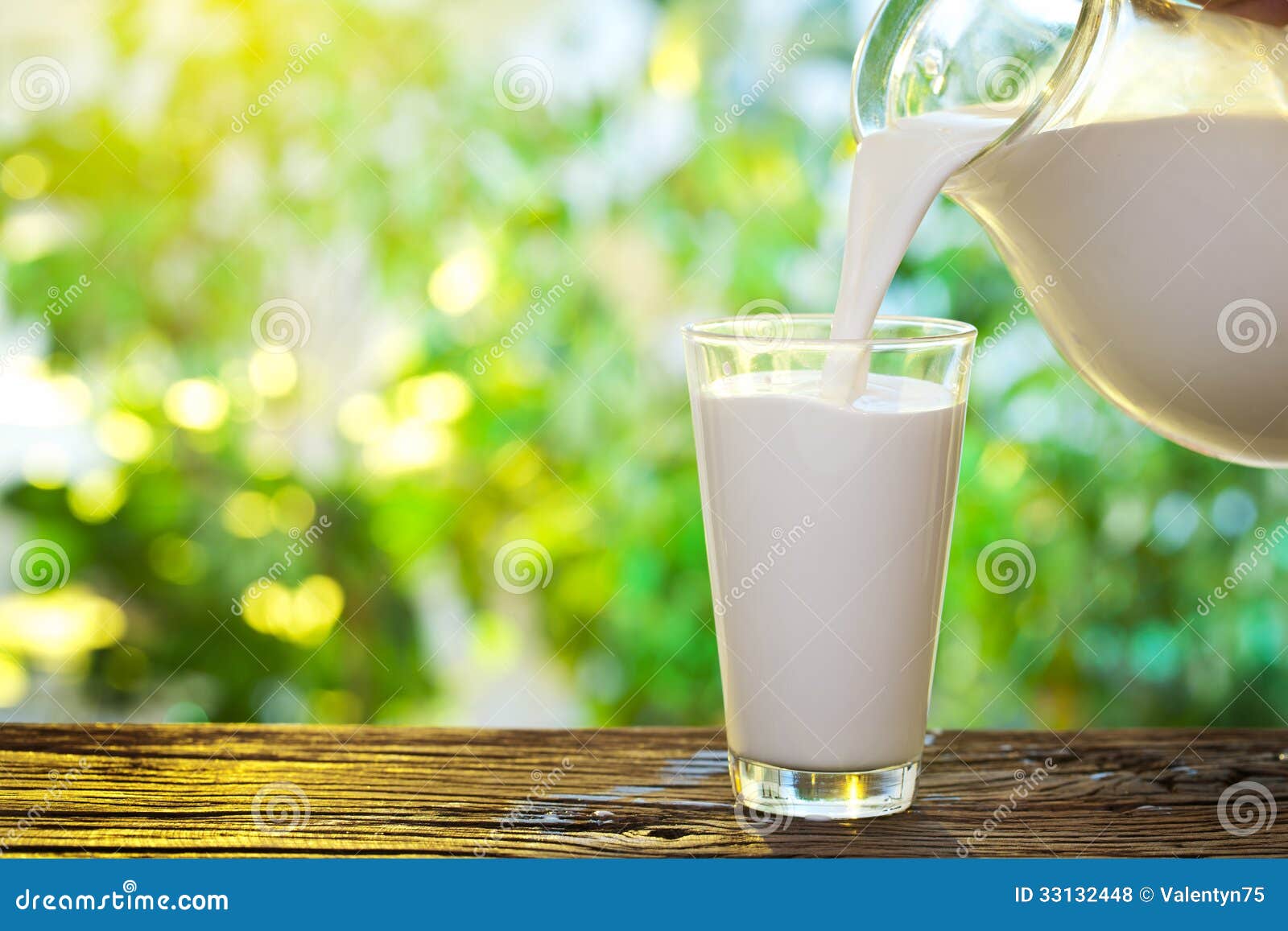 Lait Se Renversant Dans Le Verre. Photo stock - Image du bouteille ...