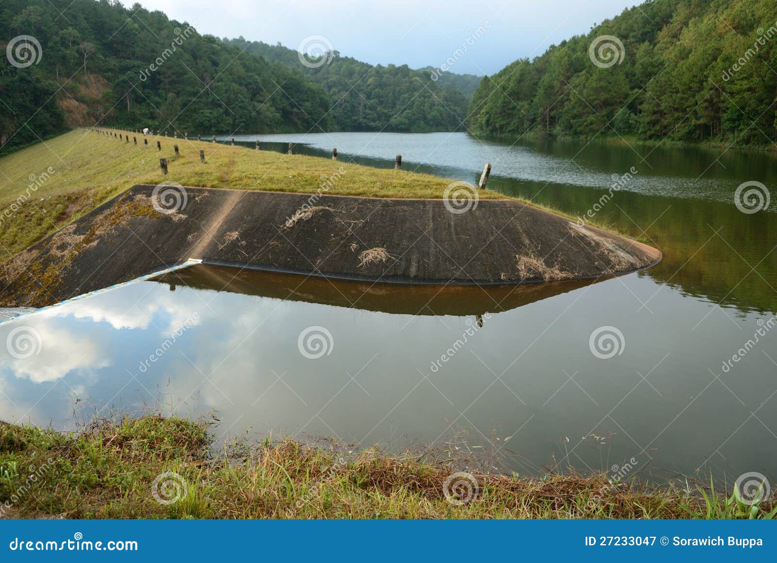 Lake Dam s spillway stock image. Image of scenic, autumn - 27233047