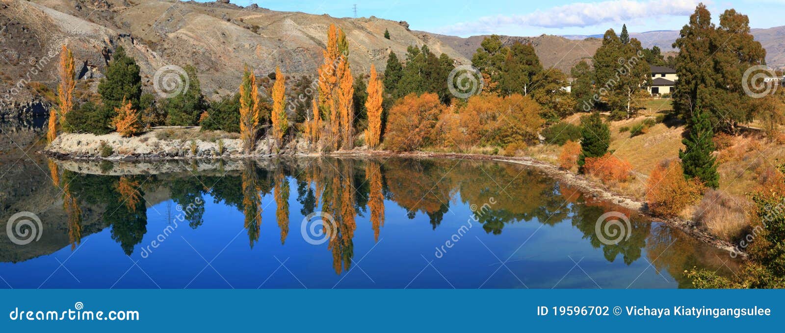 Lake Dunstan Reflection New Zealand Stock Photo - Image of grass ...