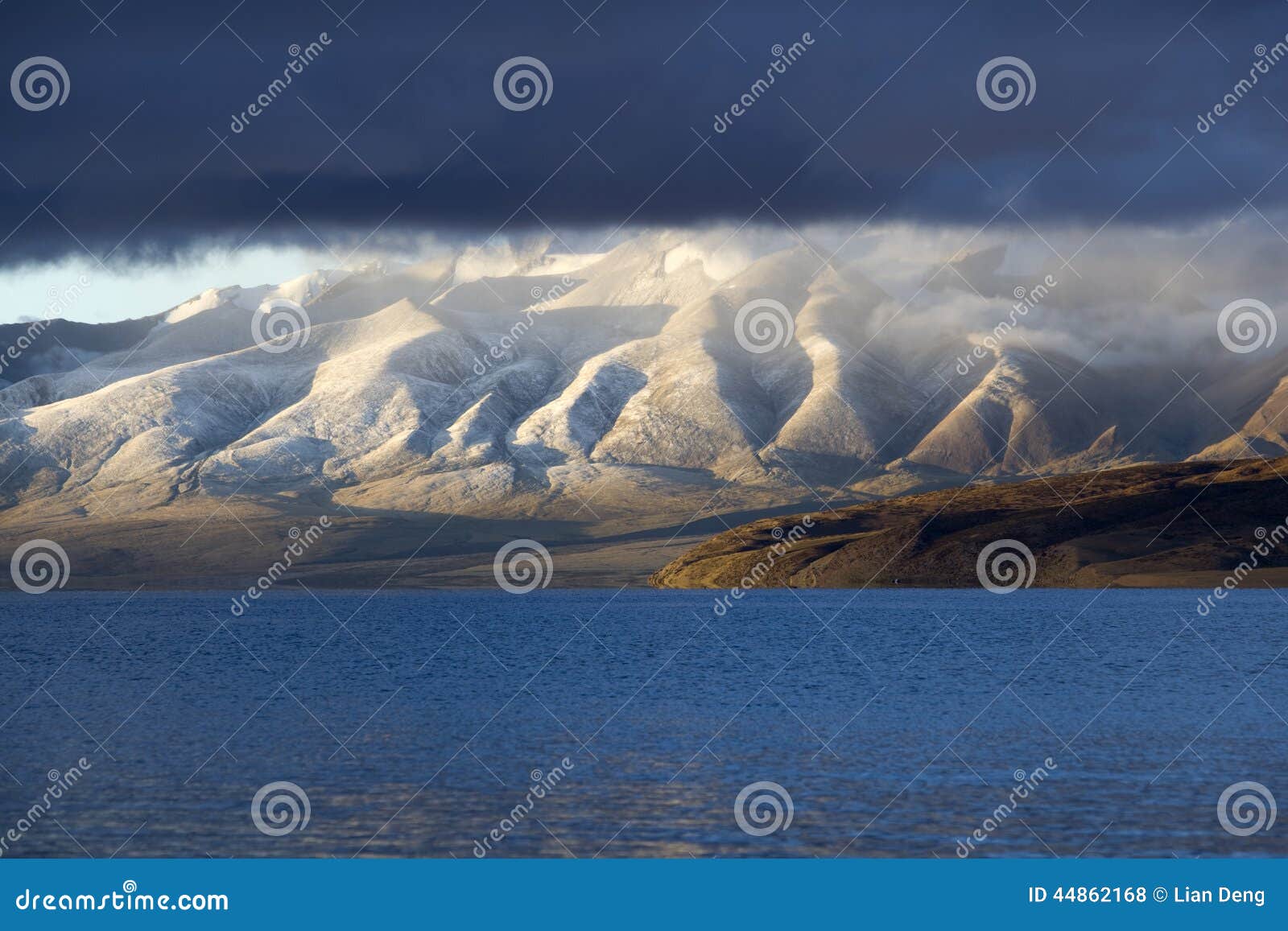 Lake Manasarovar Also Known As Mapam Yumtso With Himalayas In ...