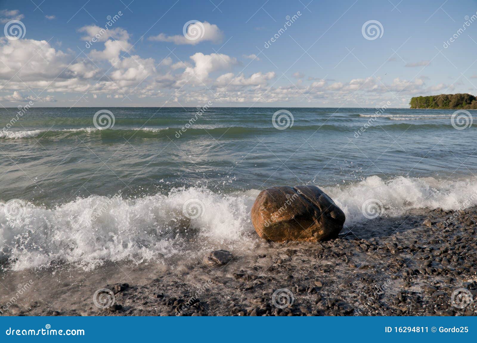 Lake Ontario Waves stock image. Image of summer, shoreline - 16294811