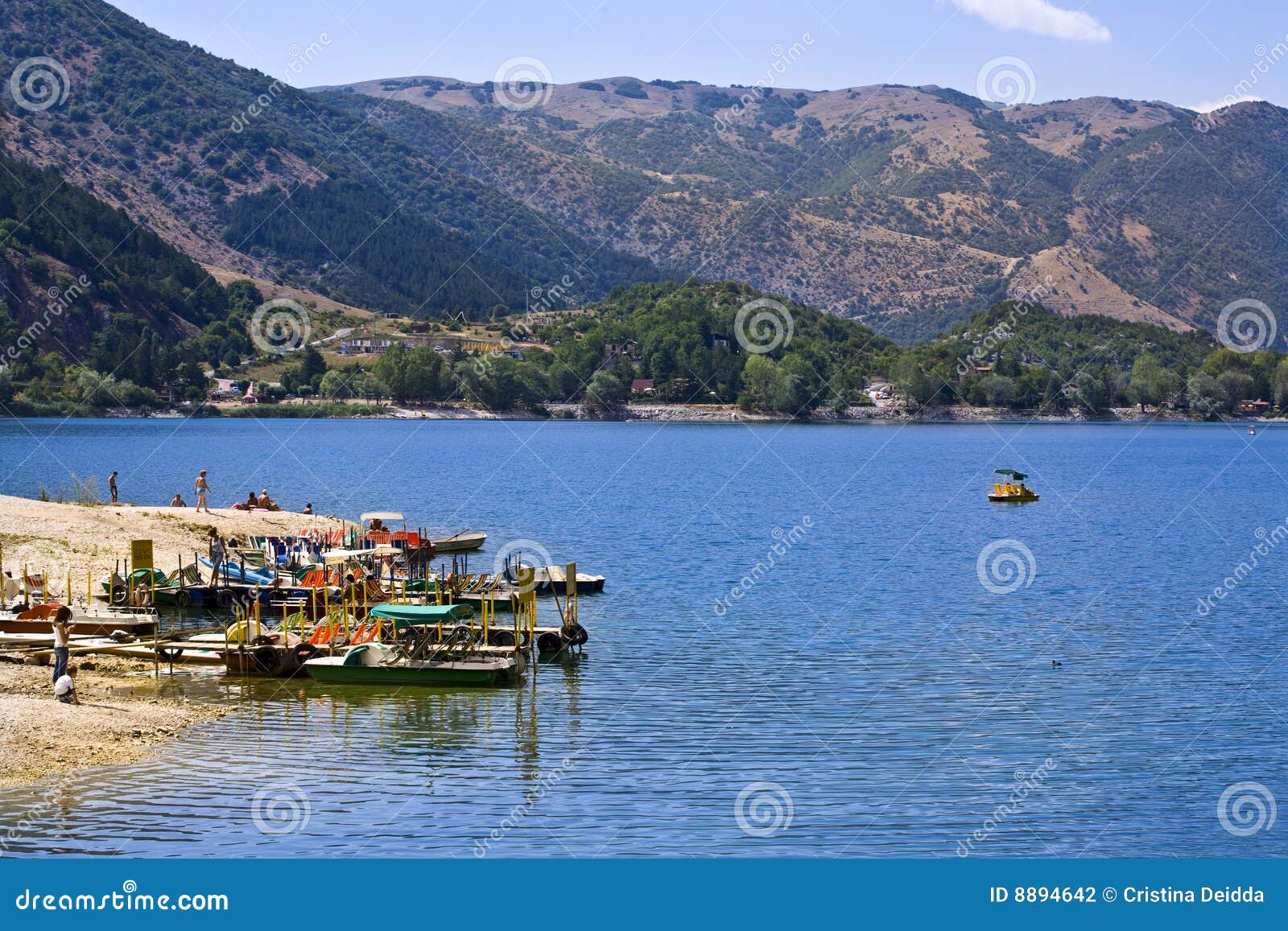 Lake of Scanno stock photo. Image of water, mountains - 8894642